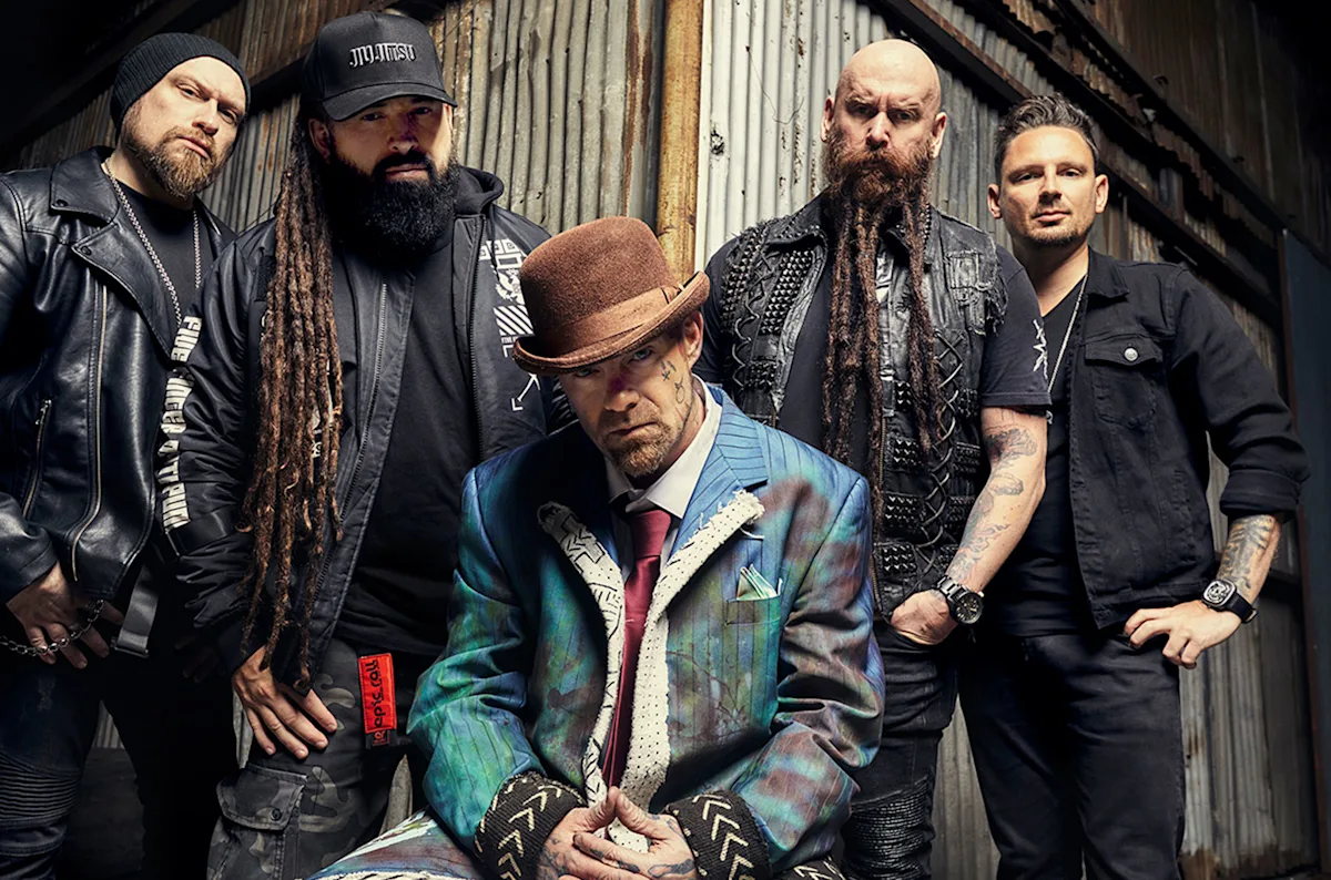 FIVE FINGER DEATH PUNCH с синглом *Blue on Black* из альбома "And ...